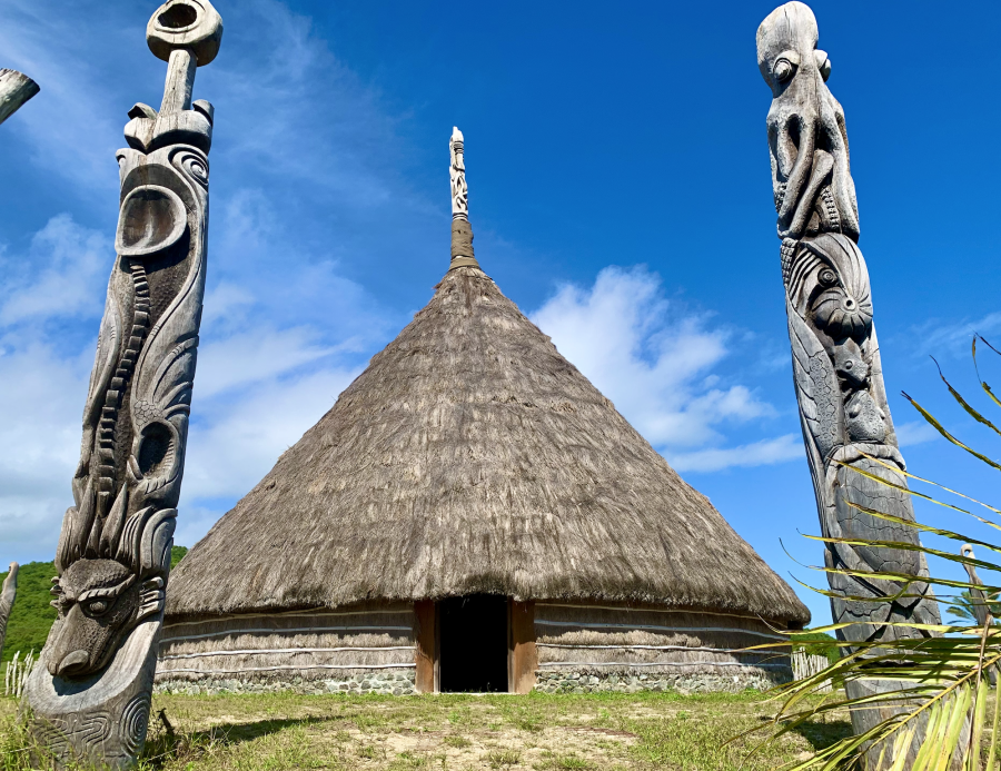 LA CASE KANAK, UN SYMBOLE DE LA CULTURE MÉLÉNÉSIENNE
